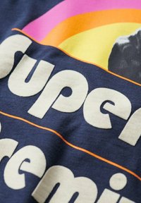 Superdry 70S RETRO FONT GRAPHIC - T-Shirt print - lauren navy/blau ...