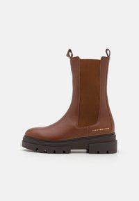 Tommy Hilfiger MONOCHROMATIC CHELSEA BOOT - Platform boots - cognac brown/brown - Zalando