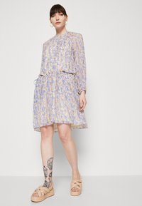 Second Female POPPI DRESS - Robe chemise - amparo blue/multicolore ...