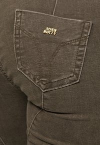 Miss Sixty Slim fit jeans - olive/olijfgroen - (Pre-owned) - Zalando.nl