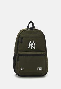 New Era APPLIQUE DELAWARE BAG UNISEX - Dagryggsäck - khaki/offwhite ...