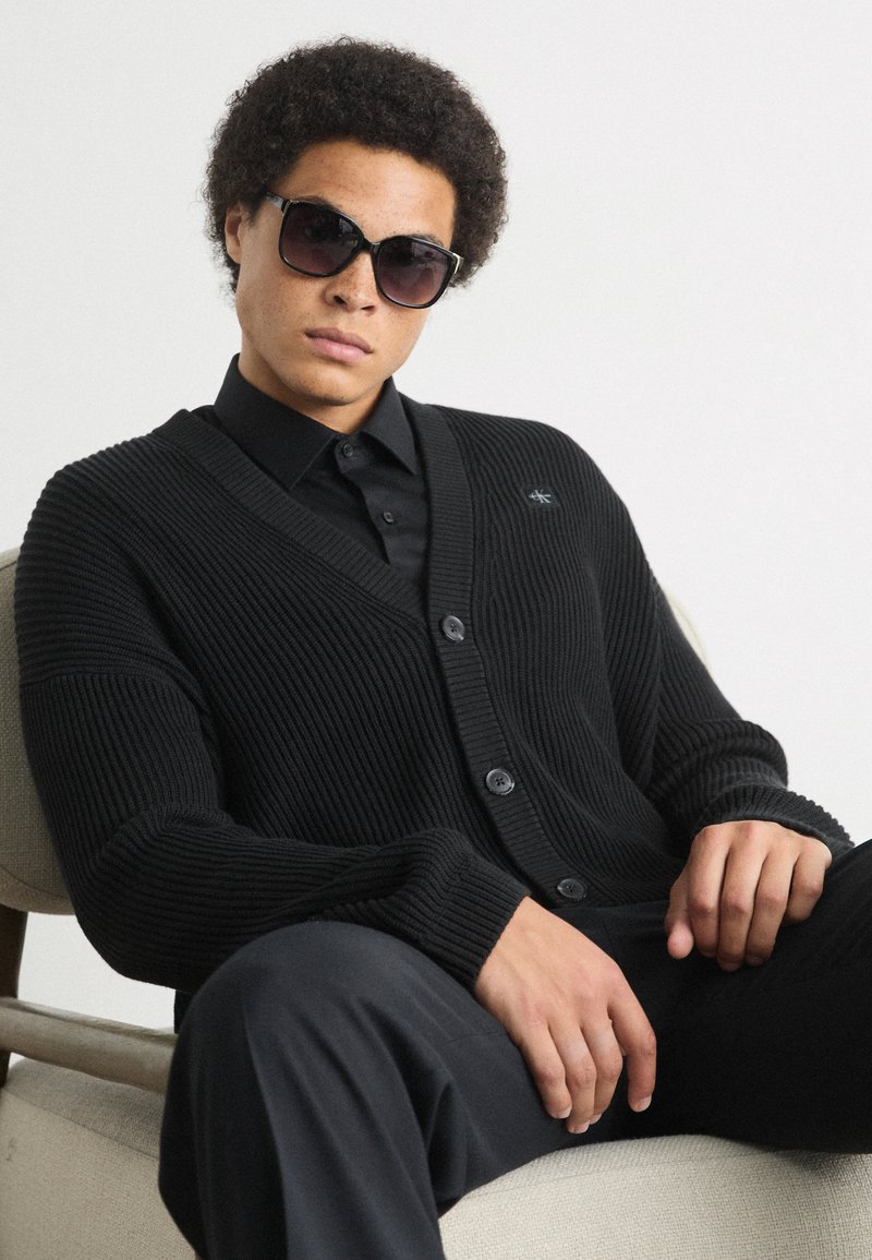 Calvin Klein Jeans LABEL CARDIGAN - Kardigan - black/must - Zalando.ee
