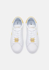Lacoste POWERCOURT - Zapatillas - white/gold/blanco - Zalando.es