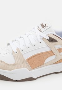 Puma SLIPSTREAM UNISEX - Sneakers laag - white/warm white/dusty tan/wit ...