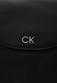 Calvin Klein DAILY BACKPACK PEBBLE - Tagesrucksack - black/schwarz ...