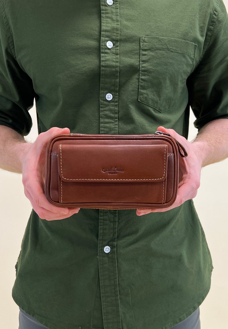 Gusti Leder DIEGO - Neceser - braun/marrón - Zalando.es