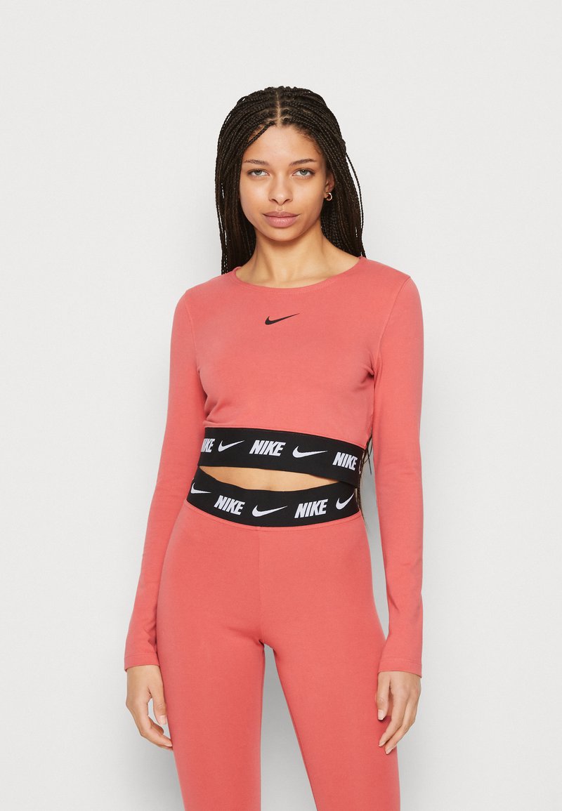 Nike Sportswear CROP TAPE - Topper langermet - berry/bær - Zalando.no