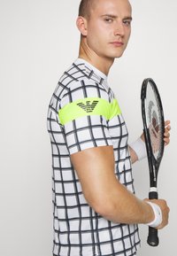 EA7 Emporio Armani TENNIS PRO TEE - T-shirt med print - white/vit - Zalando.se
