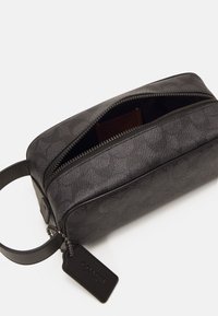 COACH TRAVEL KIT IN SIGNATURE COATED - Toilettas - charcoal/zwart ...