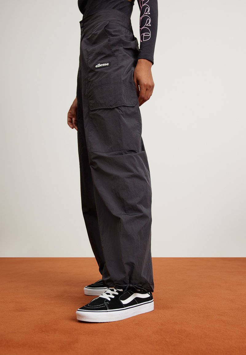 Ellesse CORSELLO TRACK PANT - Pantalones cargo - black/negro - Zalando.es