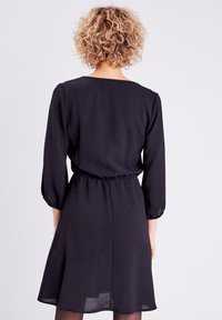 Cache Cache AUSGESTELLTES MIT WICKELKRAGEN - Vestido ligero - noir ...
