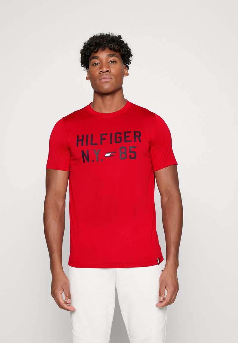 Tommy Hilfiger GRAPHIC TRAINING TEE - Camiseta estampada - primary red ...