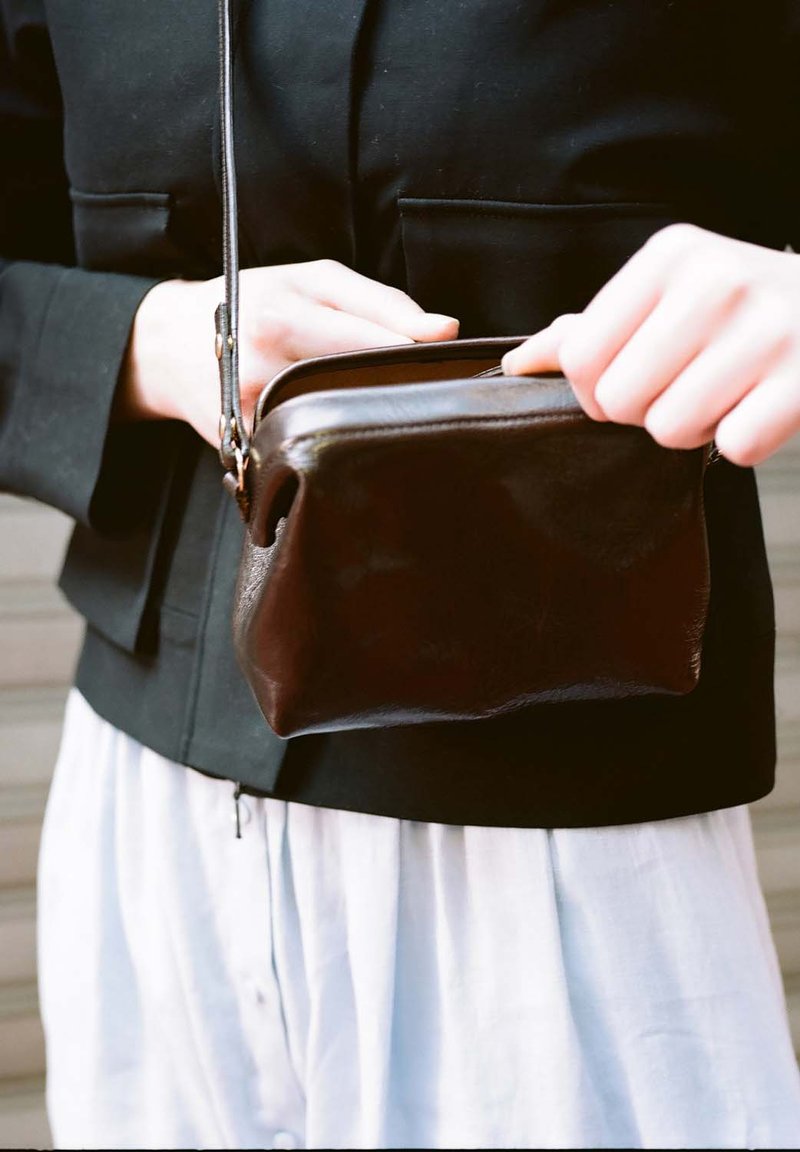 BALAGAN ROFE S - Schoudertas - deep brown/donkerbruin - Zalando.nl