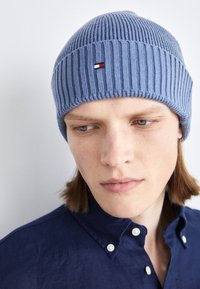 Tommy Hilfiger FLAG BEANIE UNISEX - Pipo - blue hills/sininen - Zalando.fi