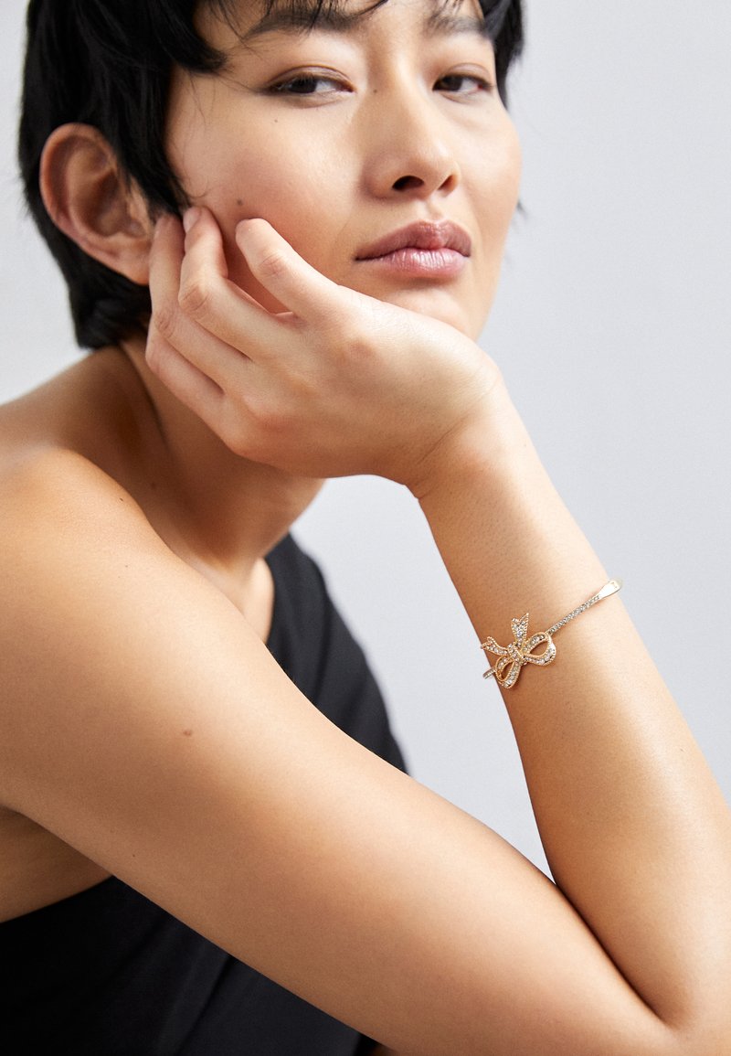 Marchesa BOW BANGLE - Bracelet - gold-coloured/doré - ZALANDO.FR