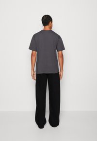 Calvin Klein Jeans MONOLOGO WASHED TEE UNISEX - T-shirt print - washed black/zwart - Zalando.nl