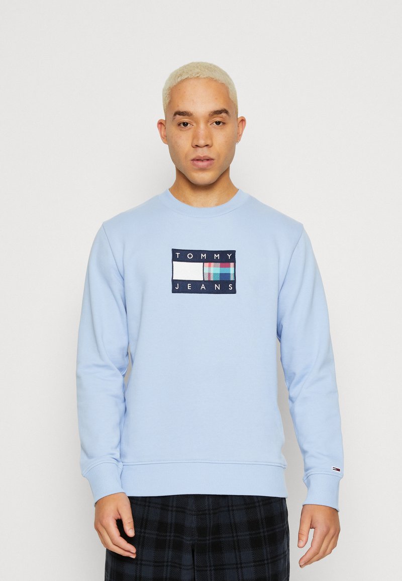 Tommy Jeans FLAG CREW - Sweatshirt - pearly blue/light blue - Zalando.ie