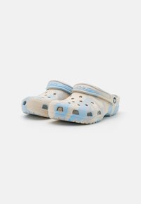 Crocs CLASSIC MARBLED - Sandaler - blue calcite/flerfarget - Zalando.no