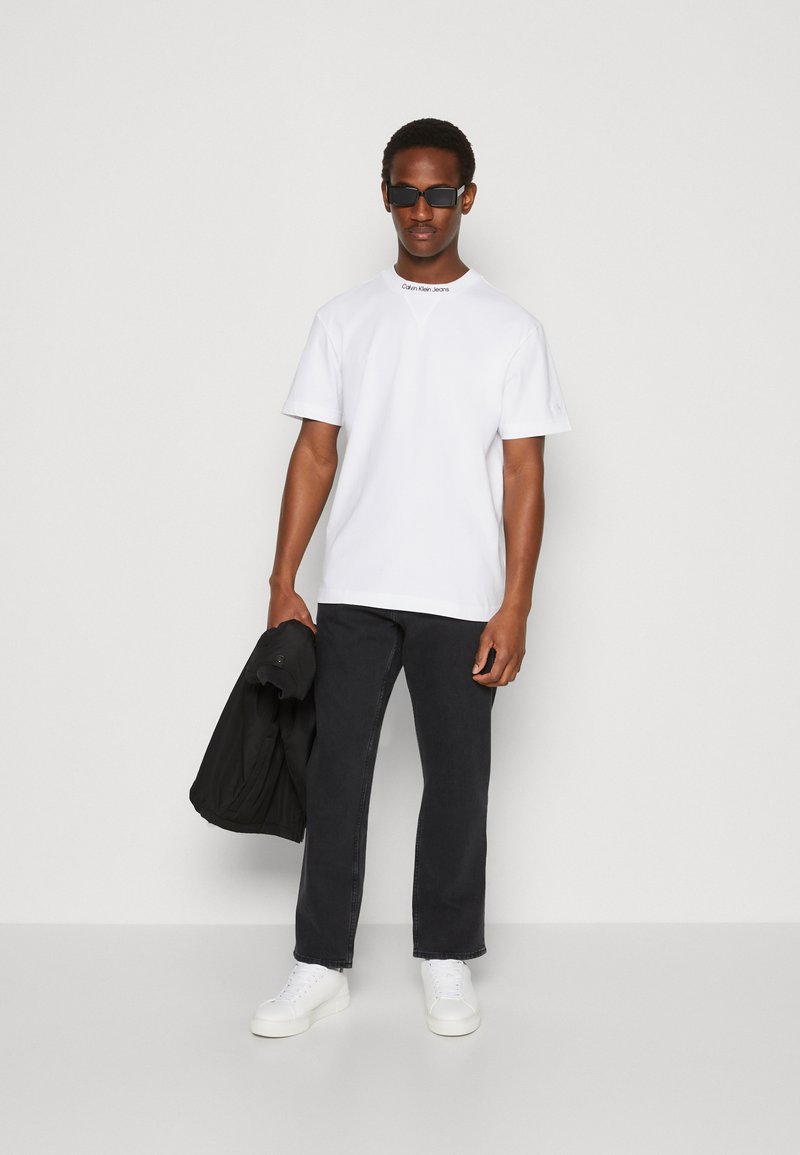 Calvin Klein Jeans EMBRO LOGO NECK TEE GENDERLESS UNISEX - T-Shirt ...