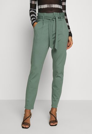 Vero Moda Petite VMBAILEY PAPERBAG BELT PANTS - Bukse - black/svart ...
