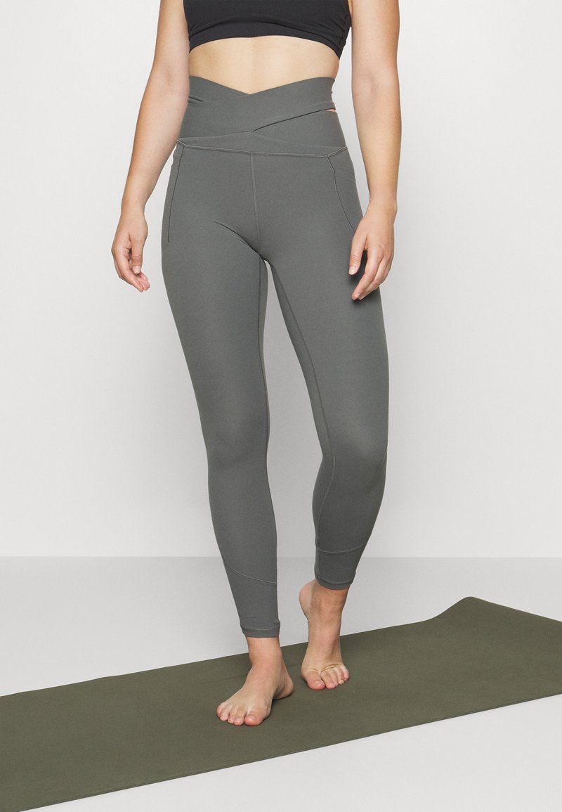 Athleta SALUTATION STASH WRAP TIGHT - Tights - hematite grey/grau ...