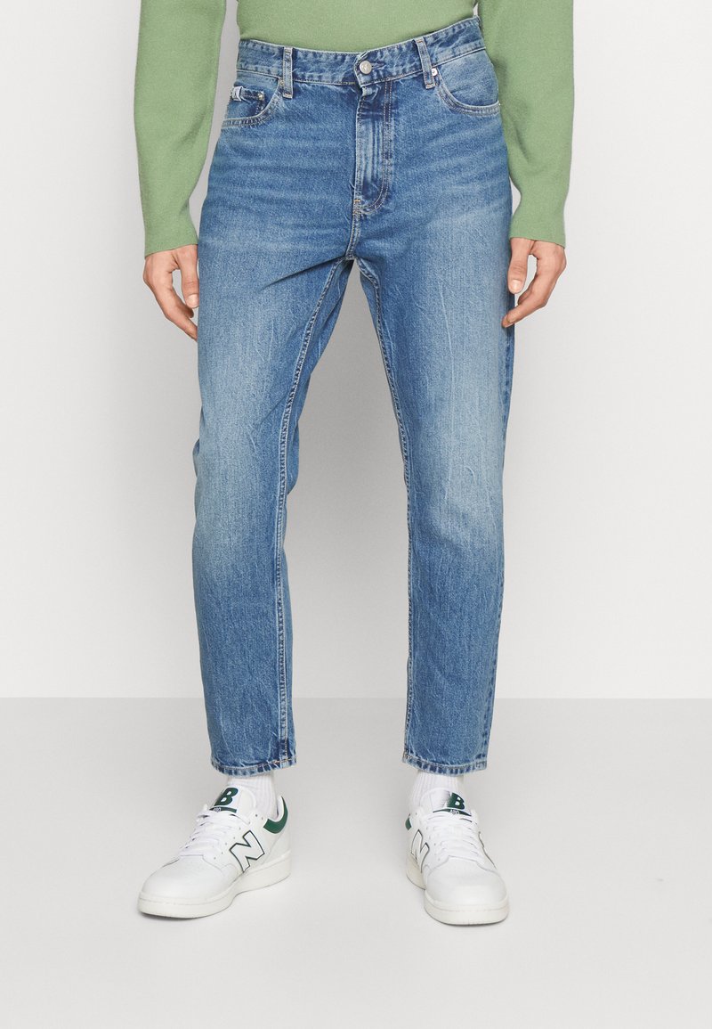 Calvin Klein Jeans DAD - Jeans Tapered Fit - denim medium/blauw denim ...