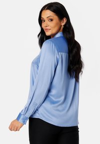 Bubbleroom NICOLE - Overhemdblouse - light blue denim/lichtblauw ...