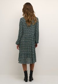 Kaffe KAKARINA AMBER - Freizeitkleid - green flower and leaf print/grün ...