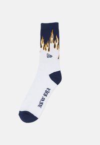 New Era FLAME CREW SOCKS UNISEX - Socken - white/dark blue/weiß ...