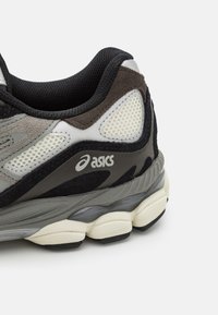 ASICS SportStyle GEL NYC UNISEX - Sneaker low - ivory/clay grey/beige - Zalando.at