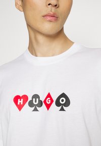 HUGO DOOBER - Camiseta estampada - white/blanco - Zalando.es