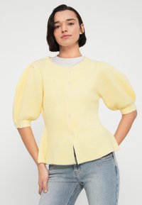 Pieces PCSILLY SS PUFF KNIT CARDIGAN - Kofta - pale banana melange/gul ...