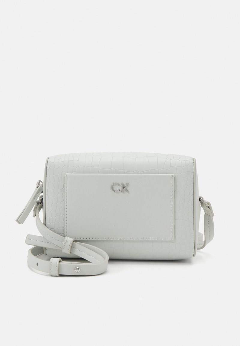 Calvin Klein DAILY CAMERA BAG - Schoudertas - pearl grey/blauw - Zalando.nl