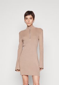 Gestuz YASMIA SHORT DRESS - Strickkleid - timber wolf/braun - Zalando.at