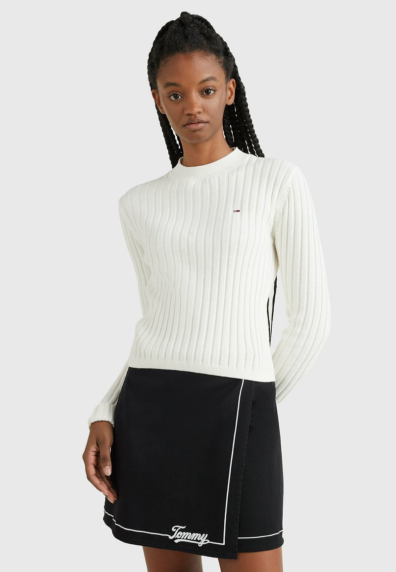 Tommy Jeans ESSENTIAL MOCK TURTLENECK BOXY - Jumper - ancient white/off ...