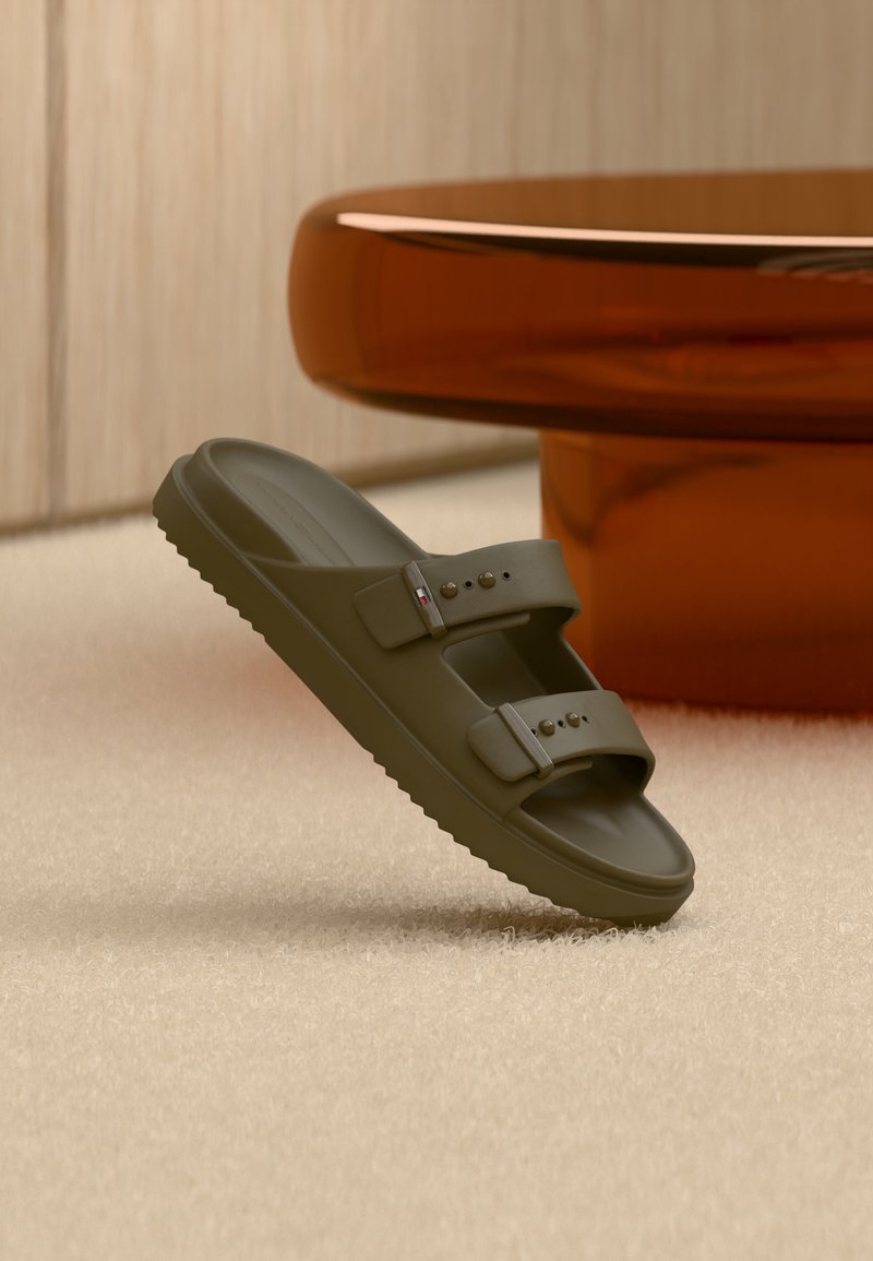 Tommy Hilfiger LIGHTWEIGHT PIN BUCKLE SERRATED POOL SLIDES - Slip-on ...