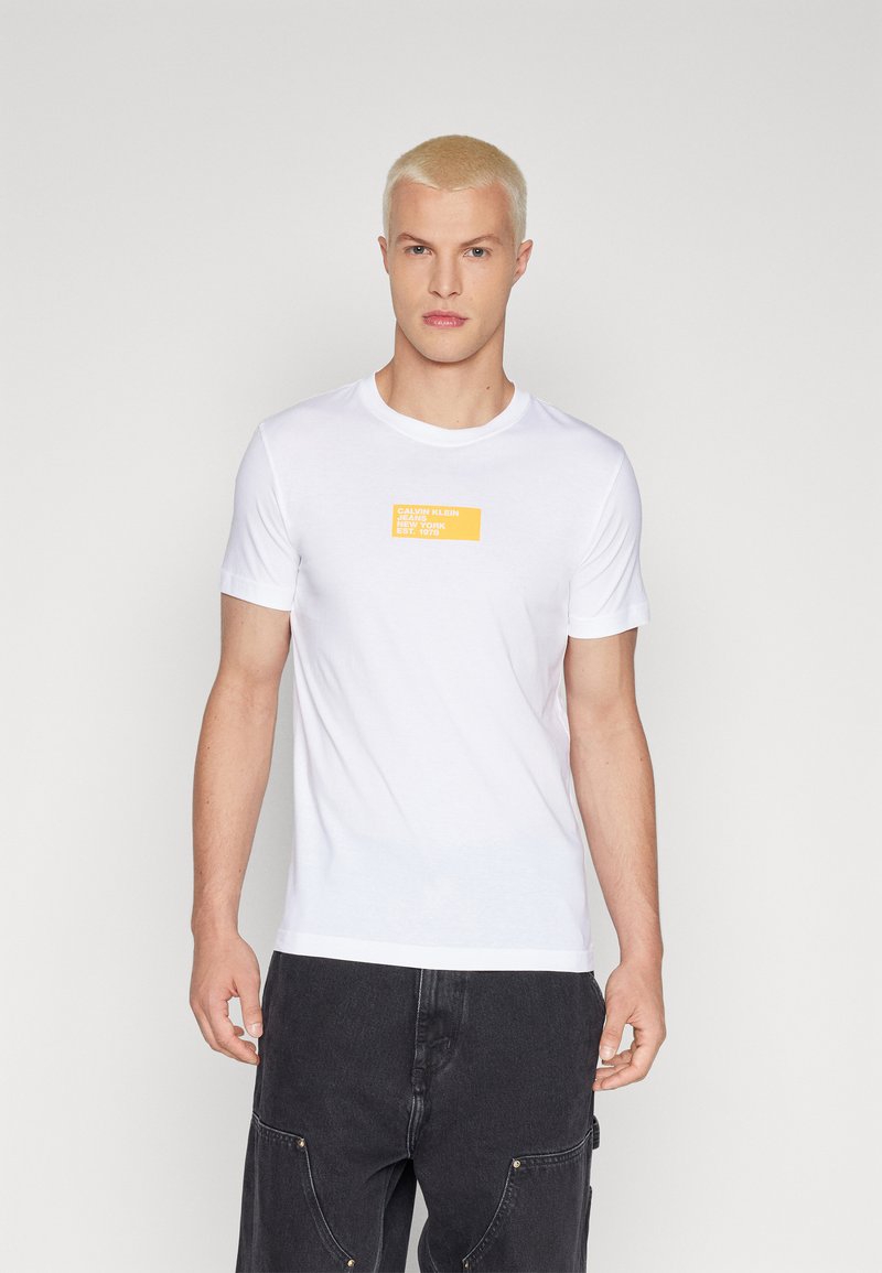 Calvin Klein Jeans CENTER BOX - T-shirt z nadrukiem/biały - Zalando.pl