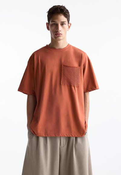 Urban Classics SLEEVE - T-Shirt basic - terracotta/braun - Zalando.ch