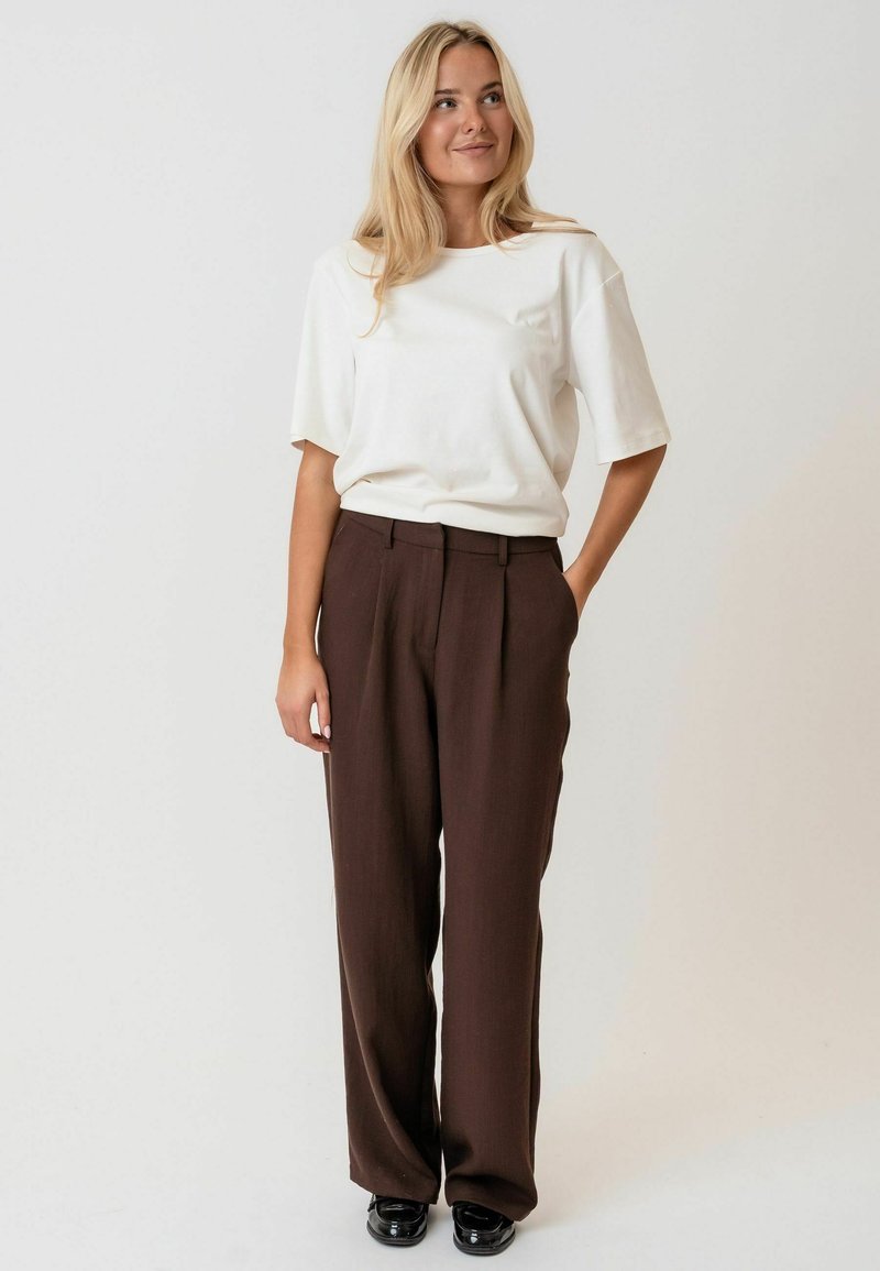 BY IC CELINAIC - Pantaloni - dark brown texture/maroniu închis marmorat ...