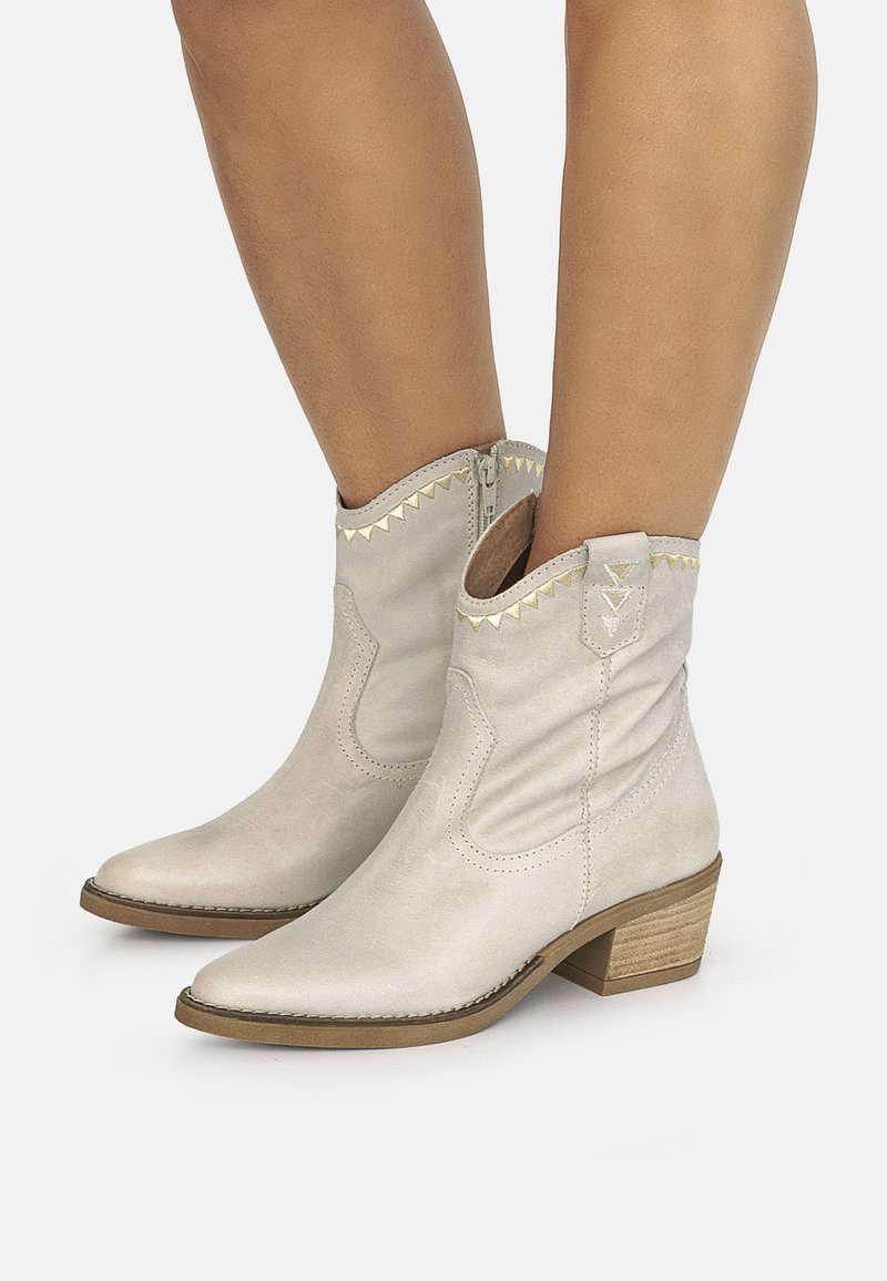 mtng Botines camperos - blanco roto/blanco - Zalando.es