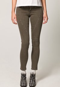 Miss Sixty Slim fit jeans - olive/olijfgroen - (Pre-owned) - Zalando.nl