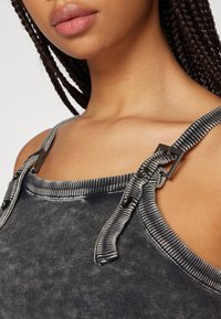 BDG Urban Outfitters BUCKLE STRAP - Top - acid black/schwarz - Zalando.at
