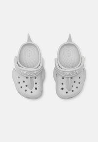 Crocs CLASSIC IAM SHARK UNISEX - Sandály do bazénu - atmosphere/světle ...
