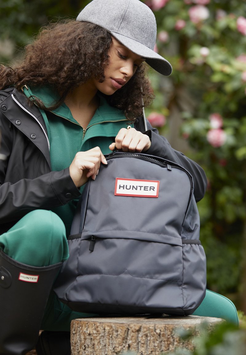 Hunter ORIGINAL PIONEER TOPCLIP BACKPACK UNISEX - Rucksack - black ...