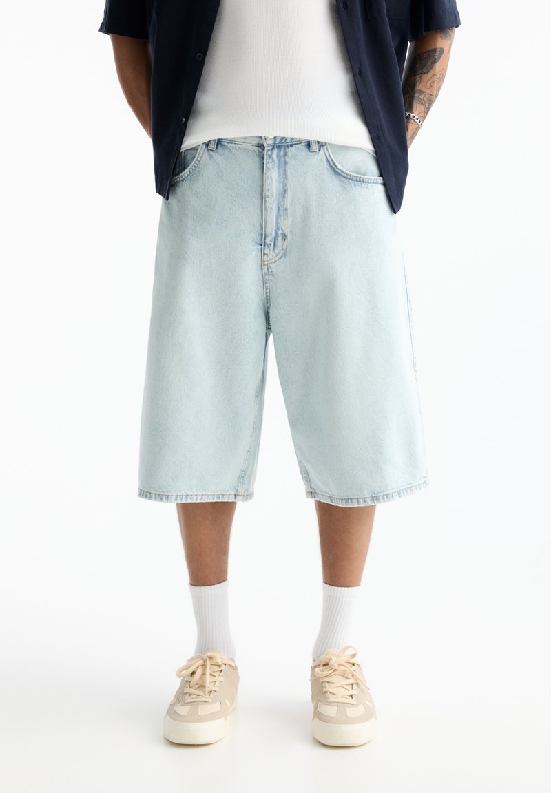 PULL&BEAR STWD SKATER BERMUDA - Denimové šortky - light blue denim ...