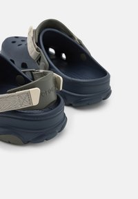 Crocs CLASSIC ALL TERRAIN - Slip-ins - navy/dusty olive/mörkblå ...