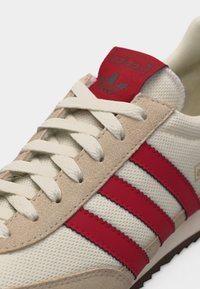 adidas Originals R71 UNISEX - Sneaker low - off white/team victory red ...