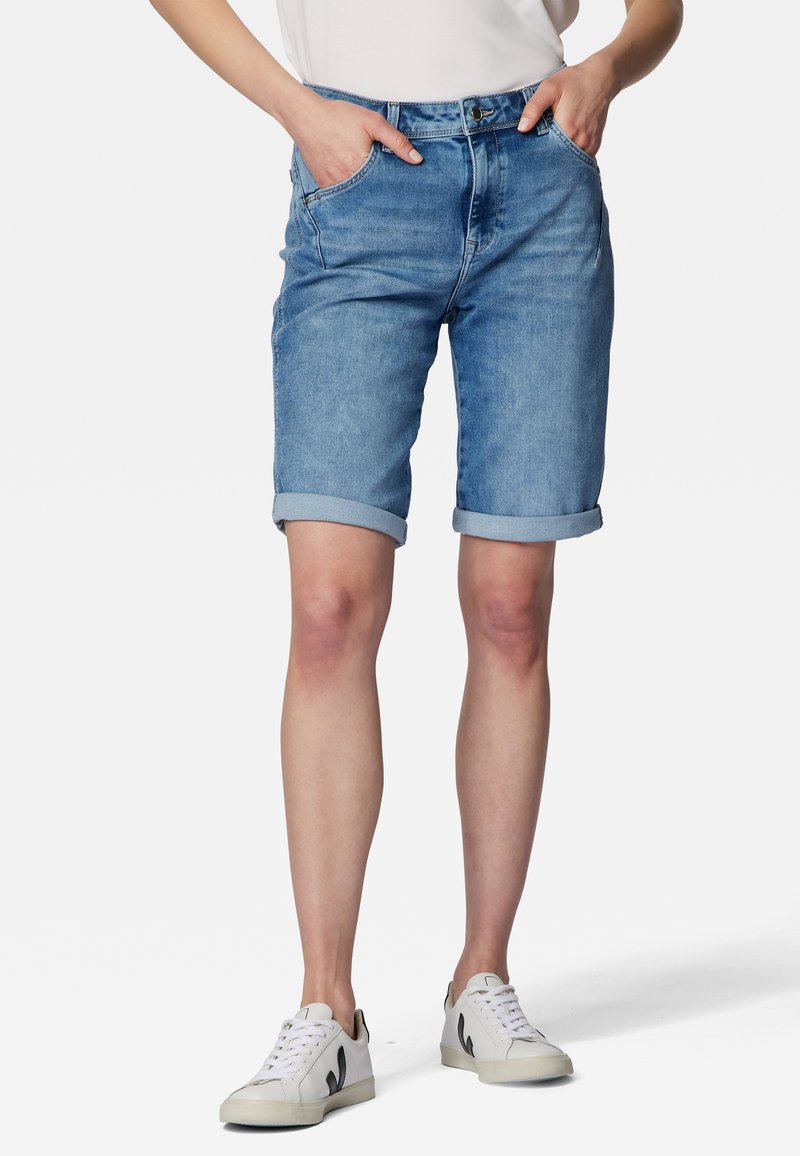 Mavi SERRA - Jeans Shorts - mid brushed sporty/light-blue denim - Zalando