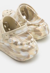 Crocs CLASSIC CRUSH MARBLED UNISEX - Clogs - bone/multi-coloured/taupe ...