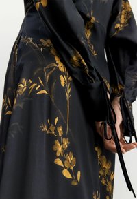 Bhoem REGULAR FIT - FLORAL PRINT KIMONO MIDI - Hverdagskjole - black ...